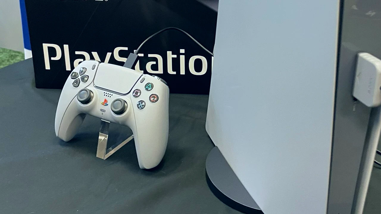 Sony zeigt PS5 & DualSense Controller im PSone Design